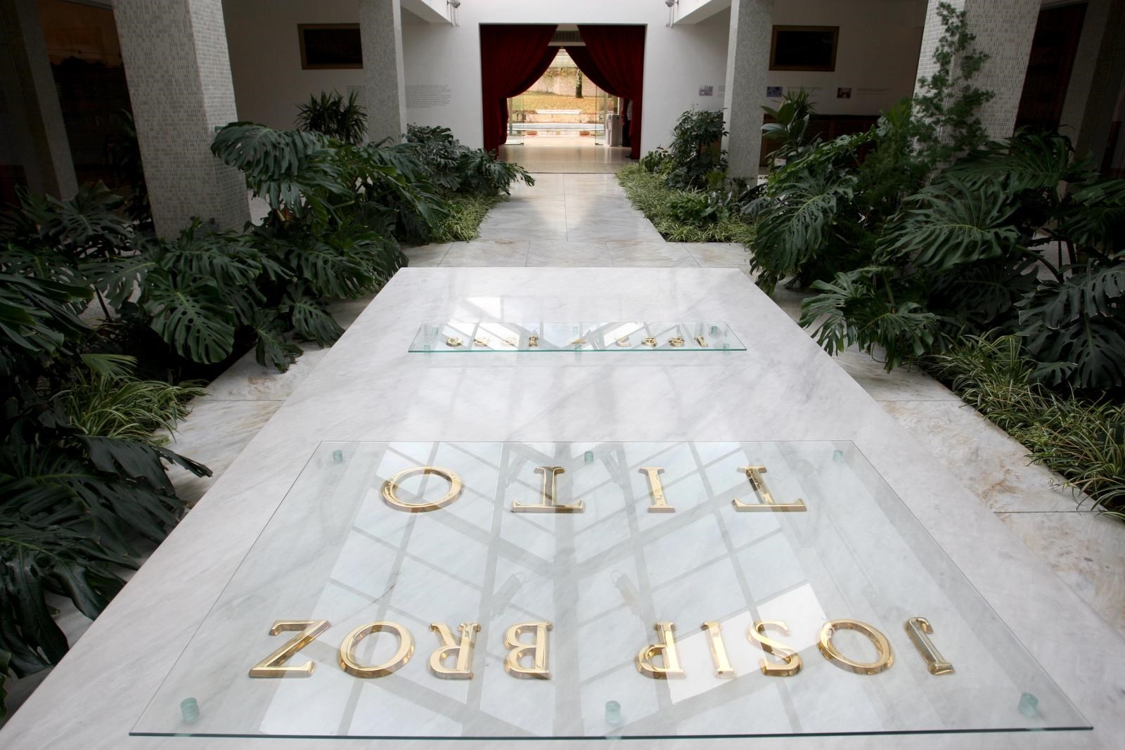 HTIO DA ZAPALI MUZEJ U KOJEM JE SAHRANJEN TITO: Muškarac u Beogradu bacio molotovljev koktel na ...